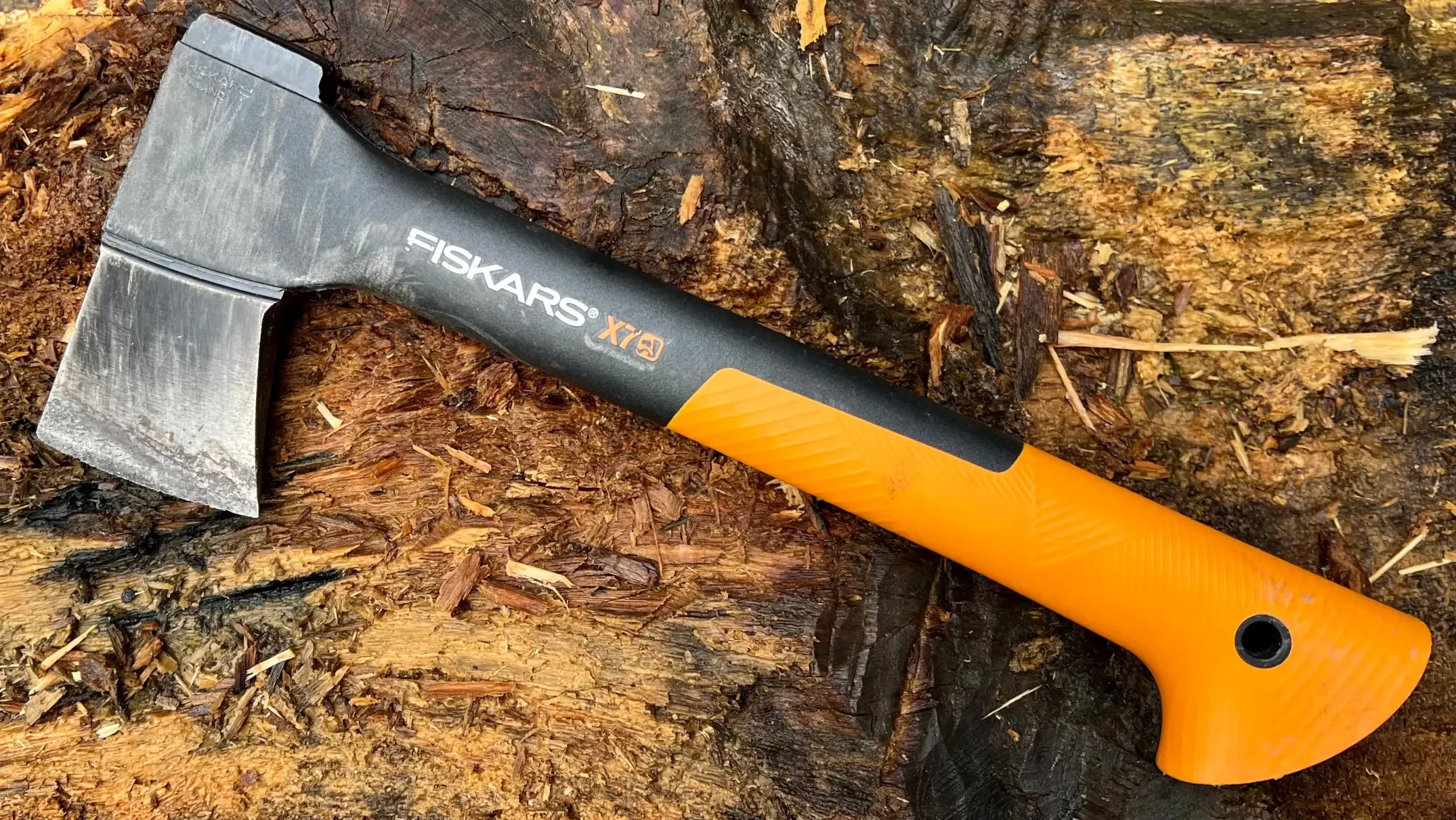 Fiskars X7 Review: A Lightweight Axe for Campers